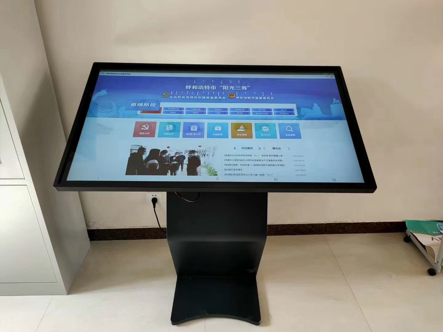 Stand Touch Screen Table – MaceTouch Screen