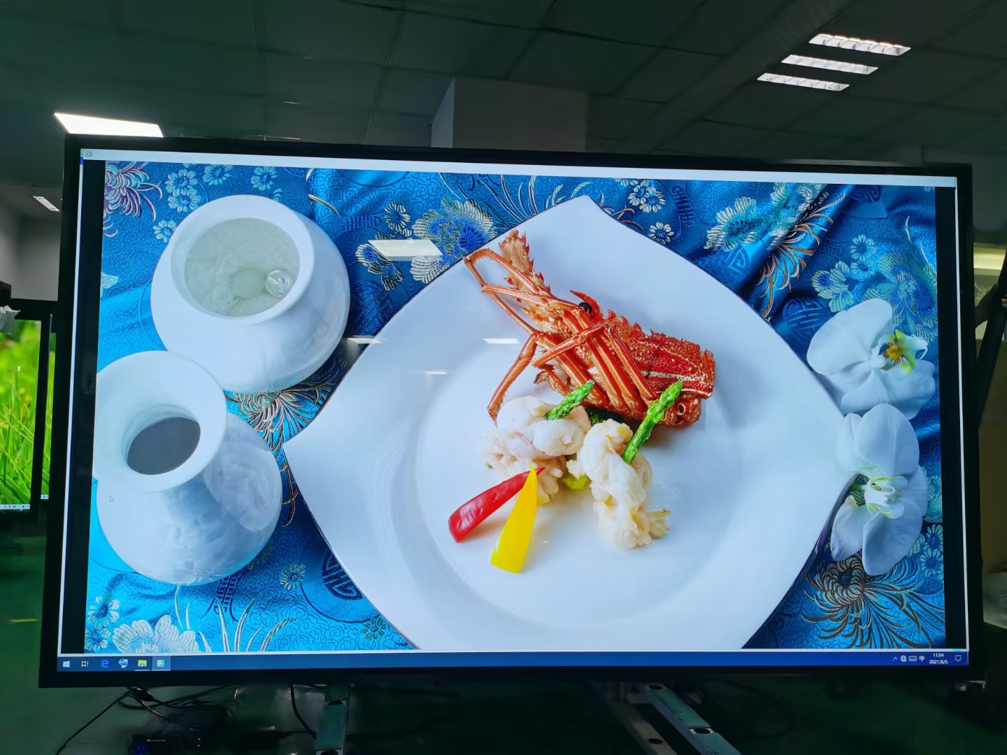 100” digital signage screen – MaceTouch Screen